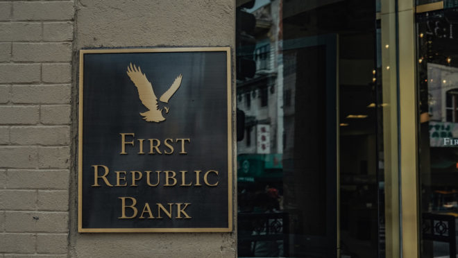 Las acciones del First Republic Bank se desploman casi un 50 % tras la ... Las acciones del First Republic Bank se desploman casi un 50 % tras la ...